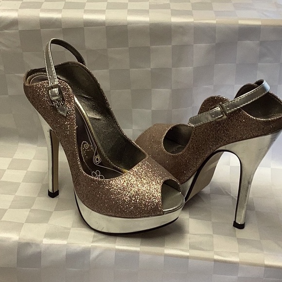 Lasonia | Shoes | 5 2 Inch Heels Silver Heel Platform And Strap Body Is ...